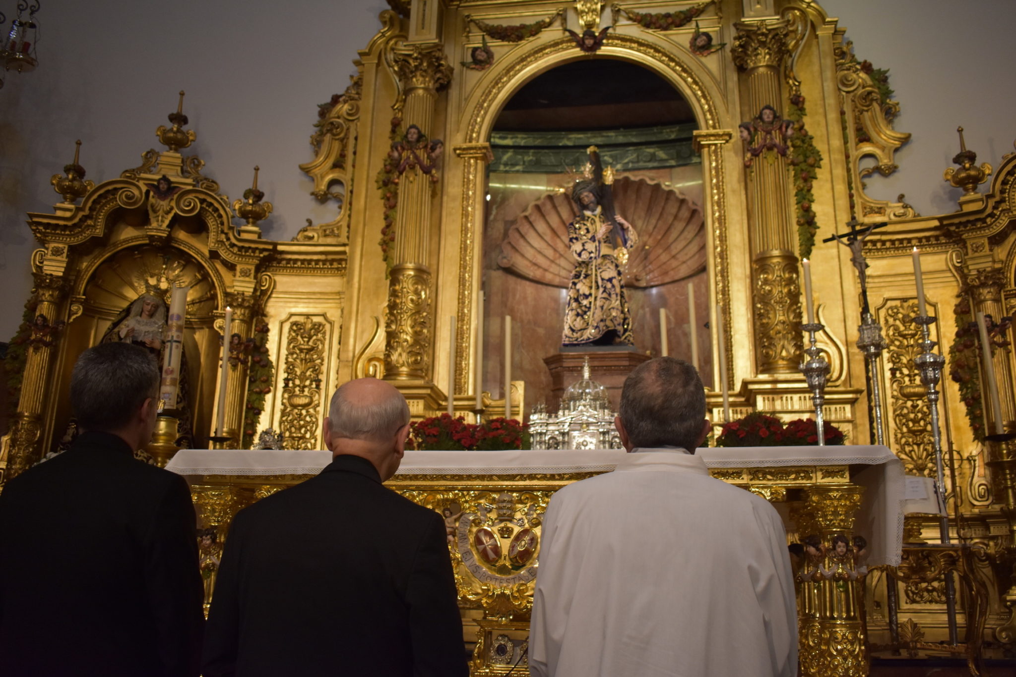El prelado del Opus Dei visita la Basílica del Gran Poder | Hermandad del Gran Poder | Web Oficial