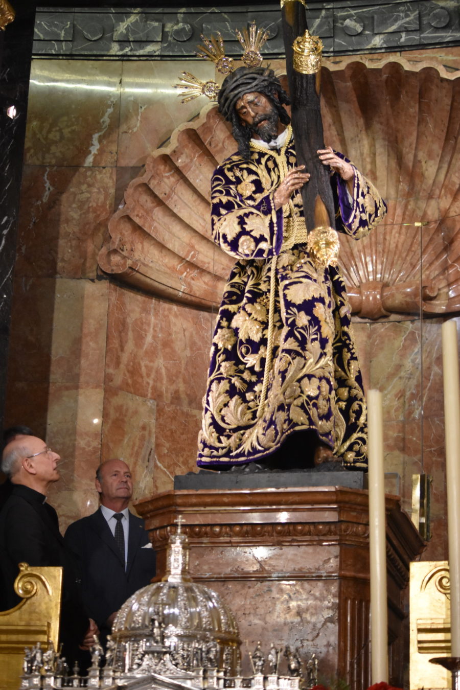 El prelado del Opus Dei visita la Basílica del Gran Poder | Hermandad del Gran Poder | Web Oficial