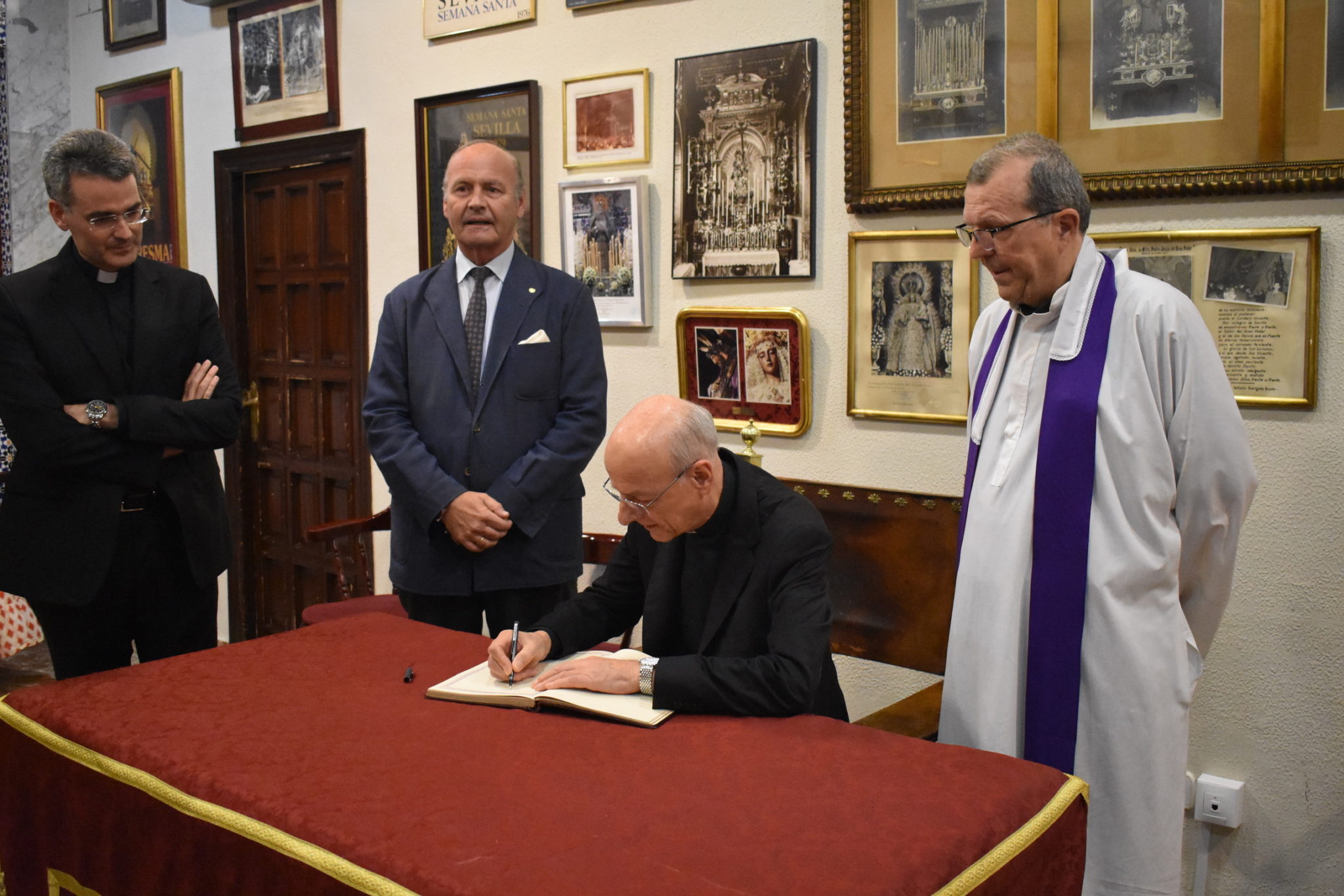 El prelado del Opus Dei visita la Basílica del Gran Poder | Hermandad del Gran Poder | Web Oficial